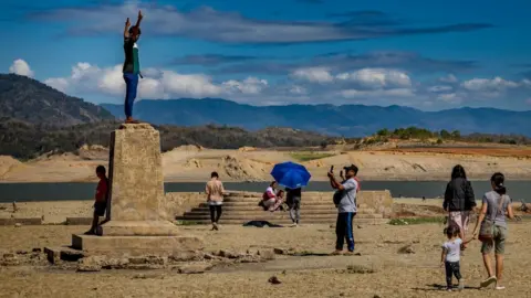Philippines: Drought dries up dam to reveal centuries-old town