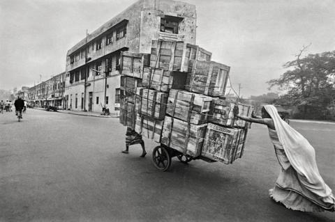In photos: Throwback to life on Indian streets - BBC News
