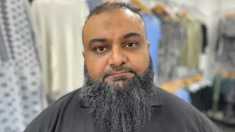 Turkey earthquake: Worry as families struggle to reach relatives