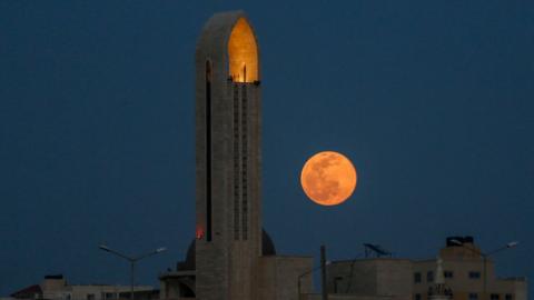 Snow Moon: Pictures from around the world - BBC Newsround