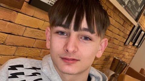 Jamie Meah death: Arrest after Leeds taxi knife attack - BBC News