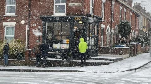 East of England wakes to freezing temperatures and snow - BBC News
