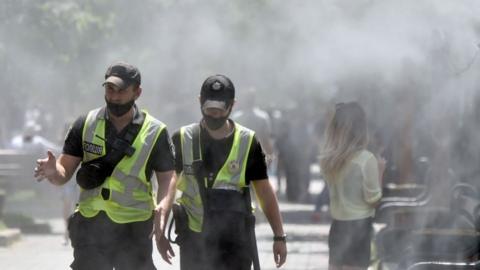 How to look after yourself in hot weather - BBC News