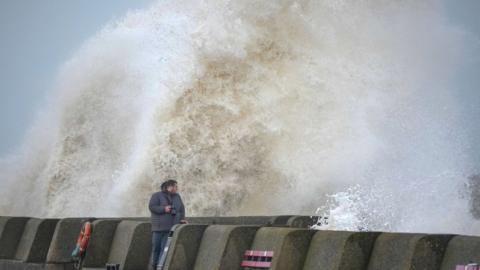 Storm Eunice heads for UK and prompts danger to life warning - BBC News