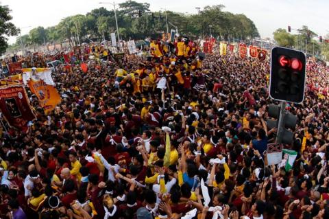 Black Nazarene procession draws 1.5 million to Manila - BBC News