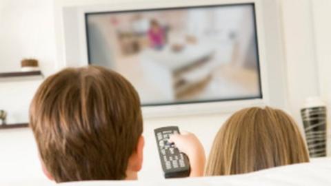 Extra screen time 'hits GCSE grades' - BBC News