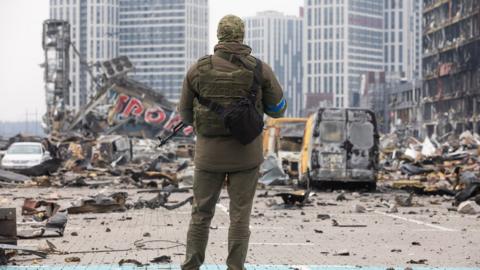 The war in Kyiv: Denial, darkness and then calm - BBC News