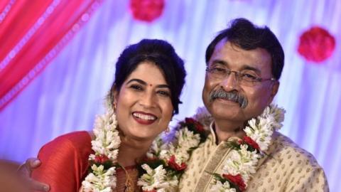 Covid cases: Indian woman fights to keep alive memories of dead - BBC News
