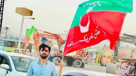 How the Pakistani military feel about Imran Khan after protests - BBC News