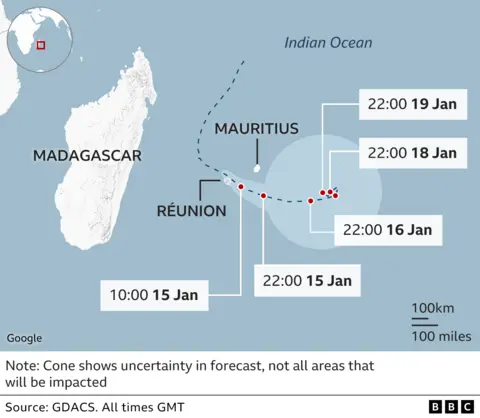 Cyclone Belal: Flooding as storm hits Réunion and heads for Mauritius