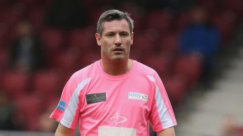 Alan Carr's team defeated in Northampton charity match - BBC News