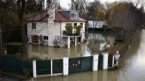 French floods: Seine river reaches peak in flood-hit Paris - BBC News