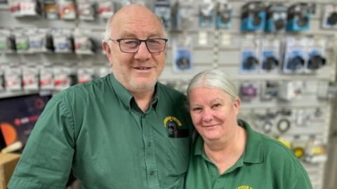 Manx woman reunited with family photos after 25 years - BBC News