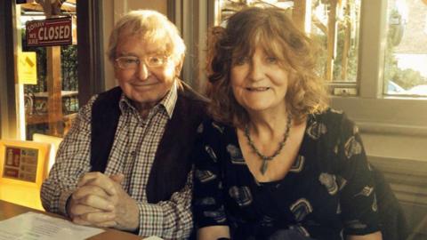 ‘I wrote my wife a poem every day for 25 years’ - BBC News