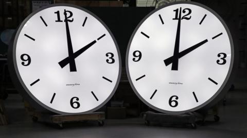 Will US really stop changing its clocks twice a year? - BBC News