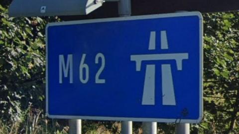 M62 closed between Birchwood and Eccles after pedestrian killed - BBC News