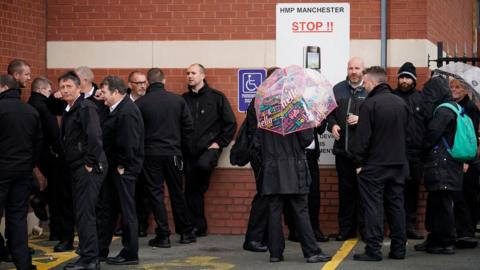 Prison staff protest over 'unprecedented' inmate violence - BBC News