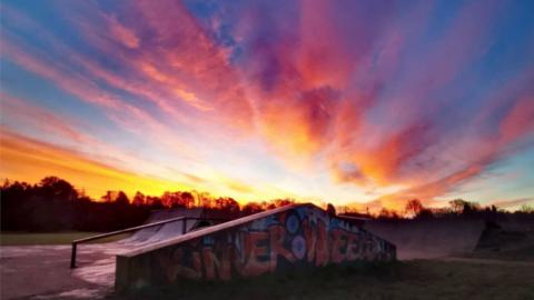 West Midlands photographers capture snow scenes - BBC News