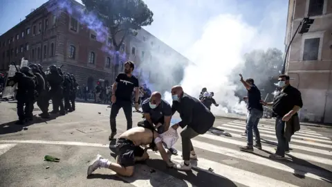 Coronavirus: Far-right Rome protest turns briefly violent