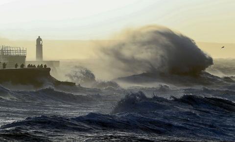 Storm Eunice reaches the UK - BBC News