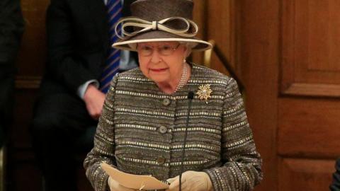Queen calls for unity at Church of England general synod - BBC News