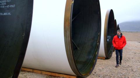 Magnetic Hyperloop pod unveiled at MIT - BBC News