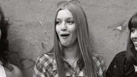 Mary Weiss: Shangri-Las lead singer dies aged 75