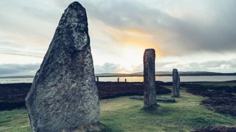 Stonehenge: Did ancient 'machine' move stones from Wales? - BBC News