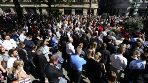 Manchester attack: Hundreds gather to remember victims - BBC News