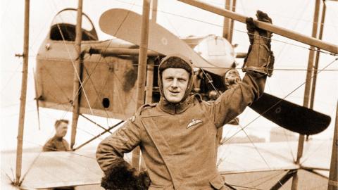 Pilot's war images developed 100 years on - BBC News