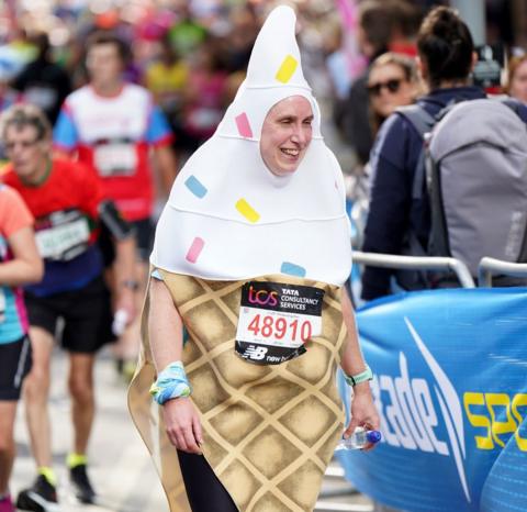 London Marathon 2022: Race attracts 42,000 participants - BBC News