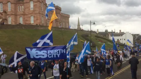 Thousands take part in Scottish independence march in Inverness