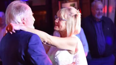 Covid: Aussie-UK couple marry in Buckinghamshire after 20 months apart