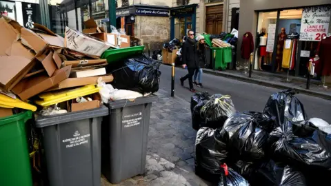 Paris hits back at filthy streets hashtag campaign
