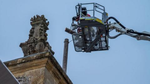 Blenheim Palace: Fire service helps remove 200-year-old flagpole - BBC News