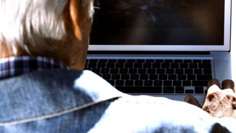 Raids mounted on fake Indian tech support centres - BBC News