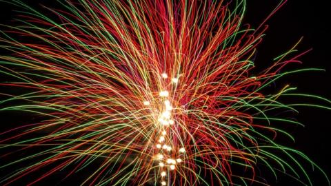 Fireworks and fizzes of Bonfire Night - BBC News