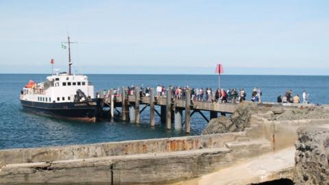 Lundy Island: New staff wanted for 'magical' pub - BBC News