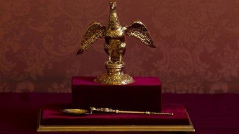 King's Coronation: Anointing oil to be animal-free - BBC Newsround