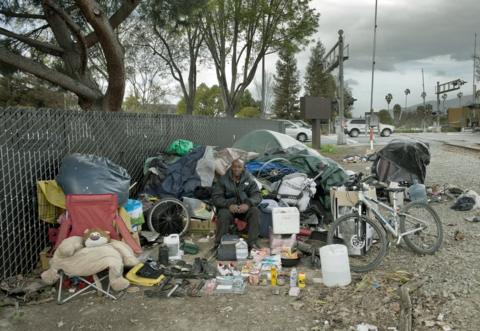 Photographing the things homeless people in California own - BBC News