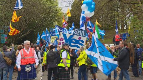 Tens of thousands march for Scottish independence - BBC News