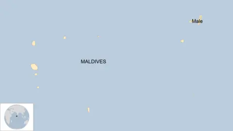 Mohamed Nasheed: Maldives ex-president injured in blast