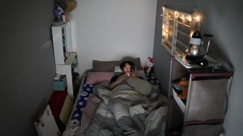 Parasite: The real people living in Seoul's basement apartments - BBC News