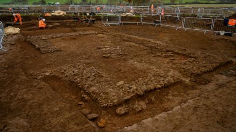 HS2: Vast Roman settlement found by archaeologists - BBC News