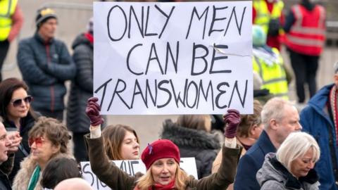 Hundreds join gender recognition reform rallies in Glasgow - BBC News