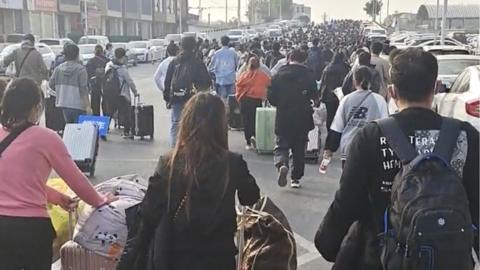 China Covid: Panic and fear drove iPhone factory breakout - BBC News