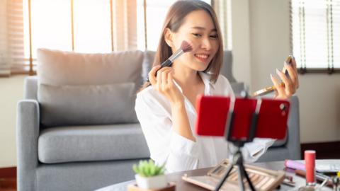 Instagram targets rule-breaking influencers - BBC News