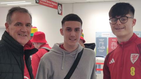World Cup 2022: Welsh ex-pats welcome football fans - BBC News