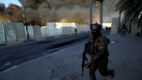 In pictures: Fresh protests rock Basra in Iraq - BBC News