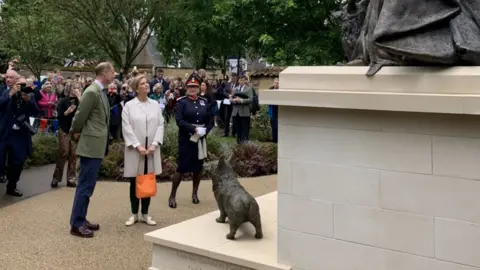 Rutland: Royal couple visit Queen Elizabeth II statue